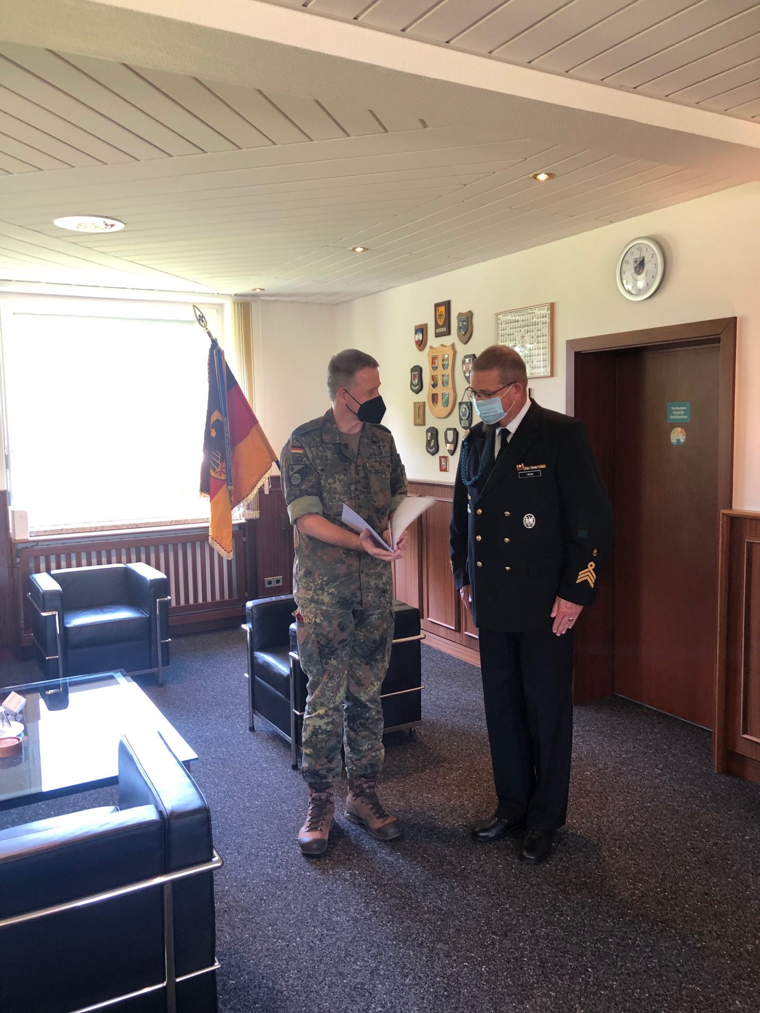 Verleihung Bestpreis an der LogSBw an einem verdienten OStBtsm – Blauer ...